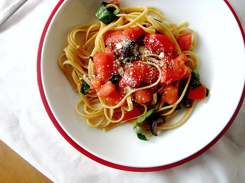 Linguine with Raw Tomato Sauce - Joanne Eats Well With Others